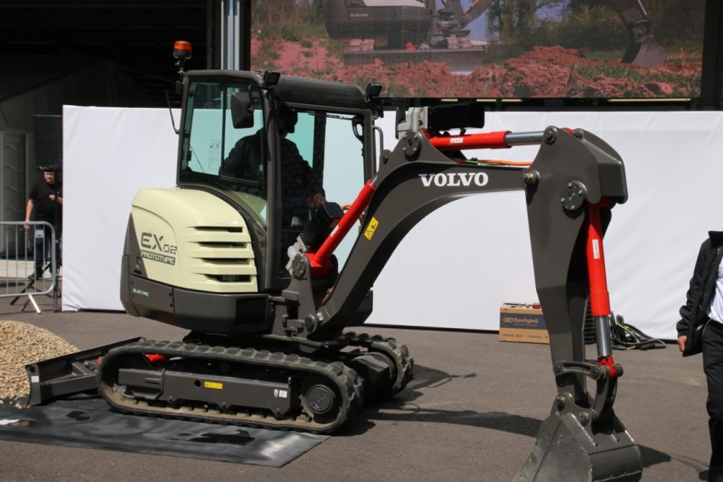 Volvo's EX2 all-electric excavator in action | Industrial Vehicle ...