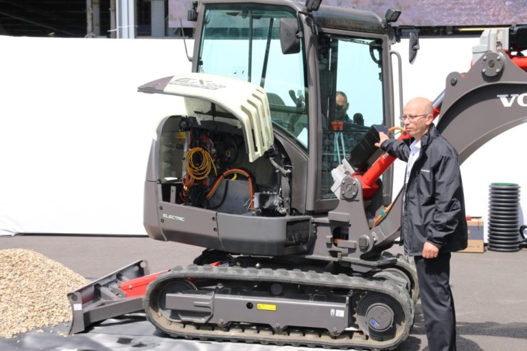 Volvo's EX2 all-electric excavator in action | Industrial Vehicle ...