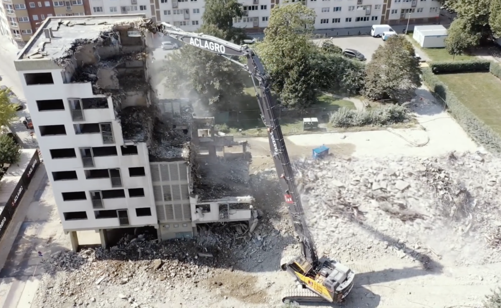 Spectacular footage: Volvo demolition equipment in full flow ...