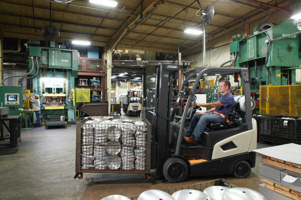 Crown Equipment debuts small footprint lift truck | Industrial Vehicle ...