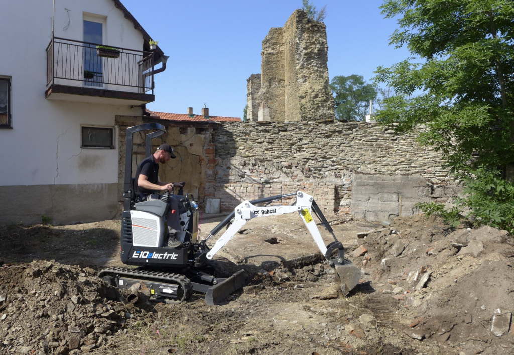 Bobcat helps dig up the past | Industrial Vehicle Technology International